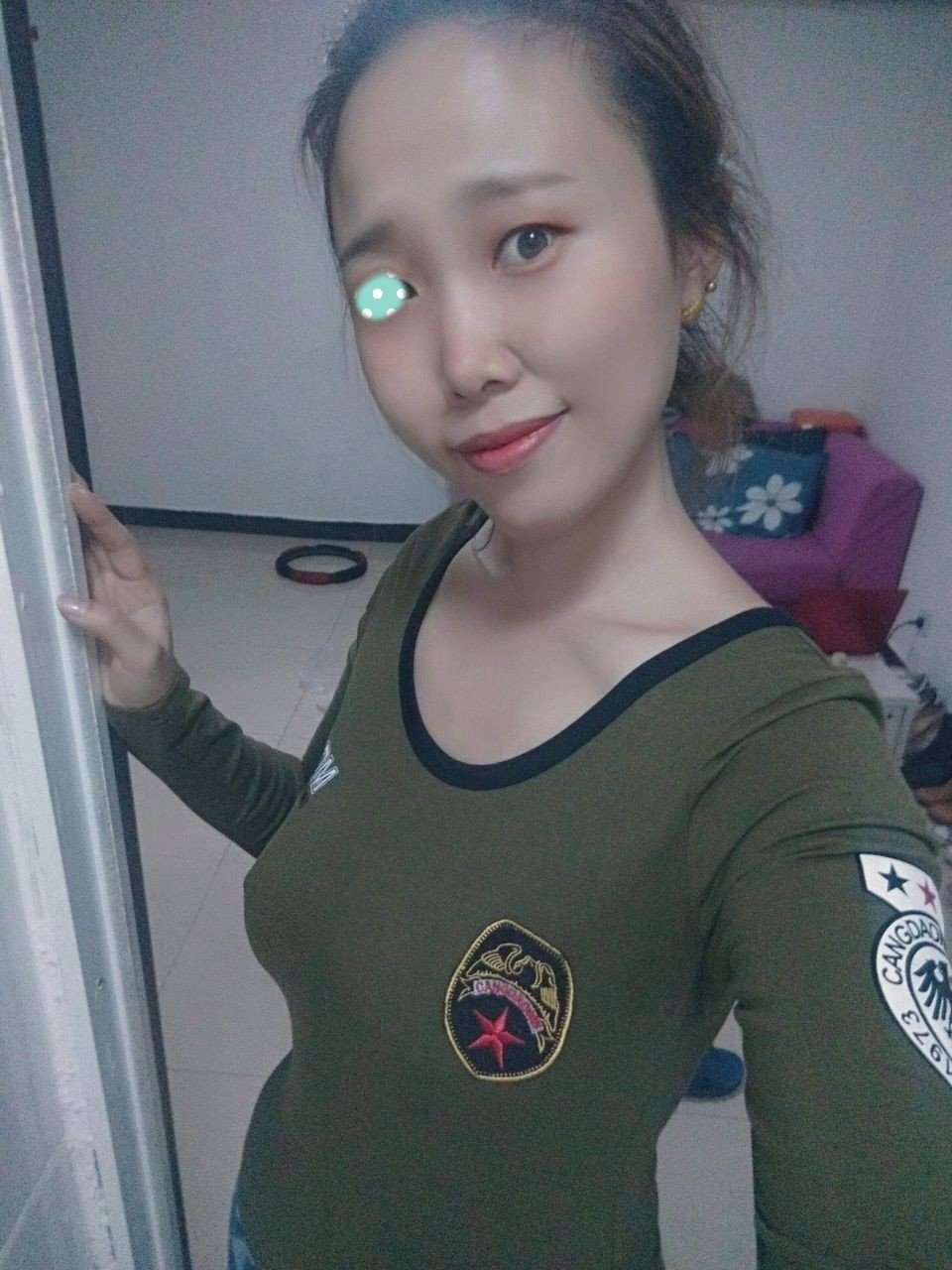 可爱又迷人的反差婊 On Twitter 粉丝投稿 高颜值美娇妻，拥有一双绝美长腿，非常骚，经常被老公不同的朋友带出去爽，当面放尿的反差照片拍出来给好几个人发过。淫妻绿帽的朋友会喜欢 