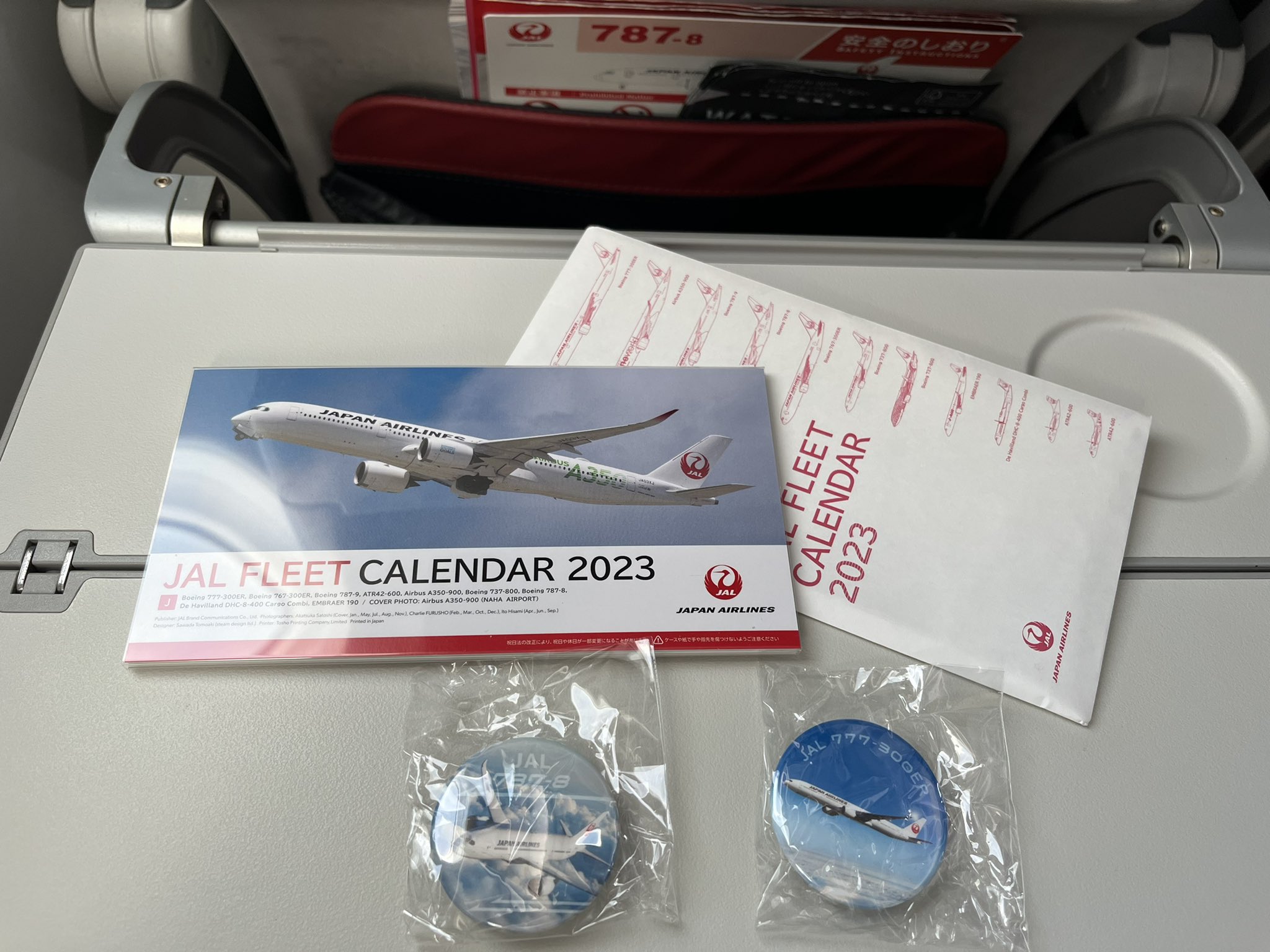ﾟ･*:.｡. ︎Natsumi ︎.｡.:*･゜ on Twitter: "今年もJALカレンダー買いました〜😋 缶バッジのガチャ回したら、イケメンとトリプル出て超嬉しかった🥹 ️ ️ ...