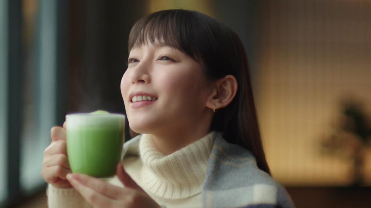 動画NOW on Twitter: "吉岡里帆 が出演する 日本コカコーラ 綾鷹 綾鷹カフェ のCM 「ホットラテ新登場」篇 https://douganow.jp/archives ...
