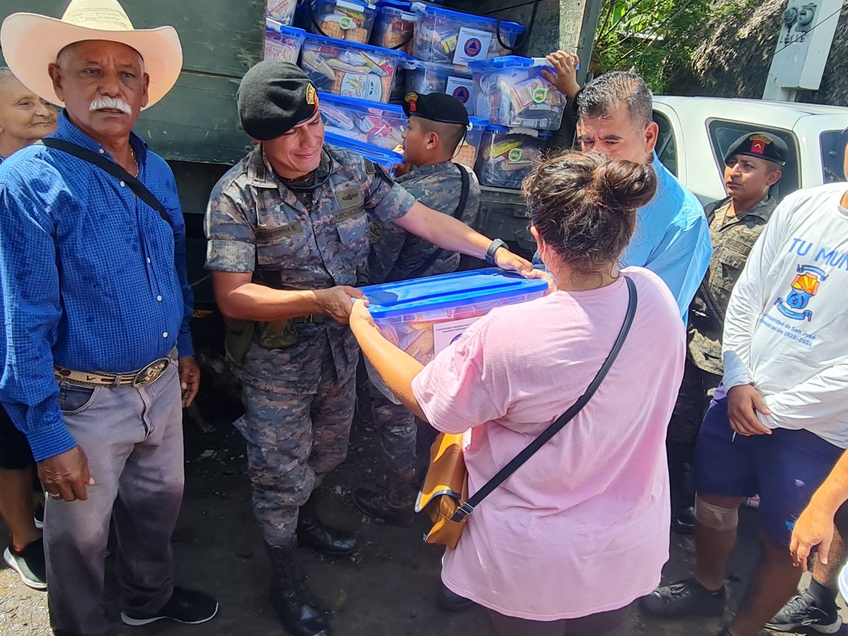 Ejército Guatemala on Twitter: "Brigada de Paracaidistas del #EjércitoGT apoya en la entrega de ...