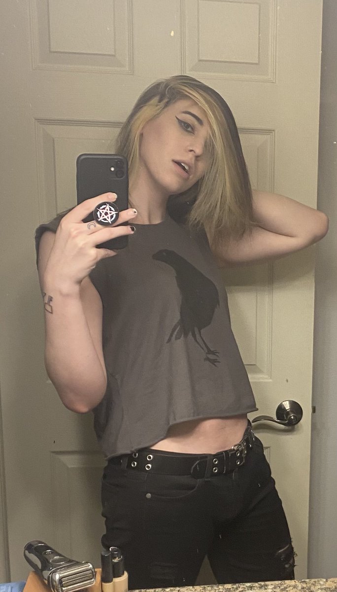 kaasprey on Twitter: "RT @futchmoder: call me a final fantasy prequel the way she bust her sword ...