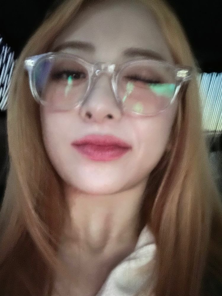 le sserafim on Twitter: "she take the best selfies ever"