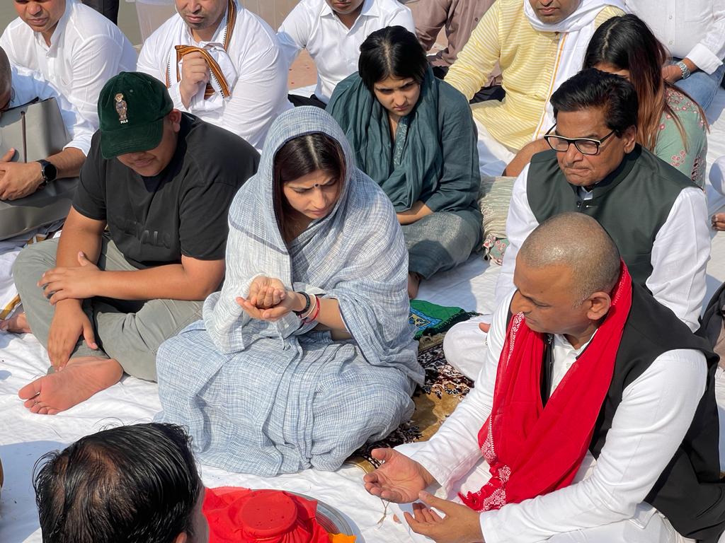 Samajwadi Party on Twitter: "हरिद्वार के 'नमामि गंगे घाट' पर श्रद्धेय नेताजी का अस्थि विसर्जन ...