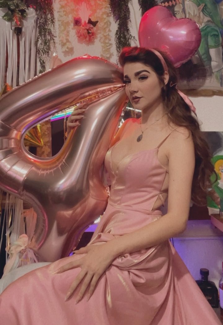 ℬ𝑒𝓁𝒶𝒶 𝒵𝓁ℯℊ 🌈⃤ on Twitter: "4 años a su lado compartiendo momentos genuinos 🌈🤍 gracias por ser ...