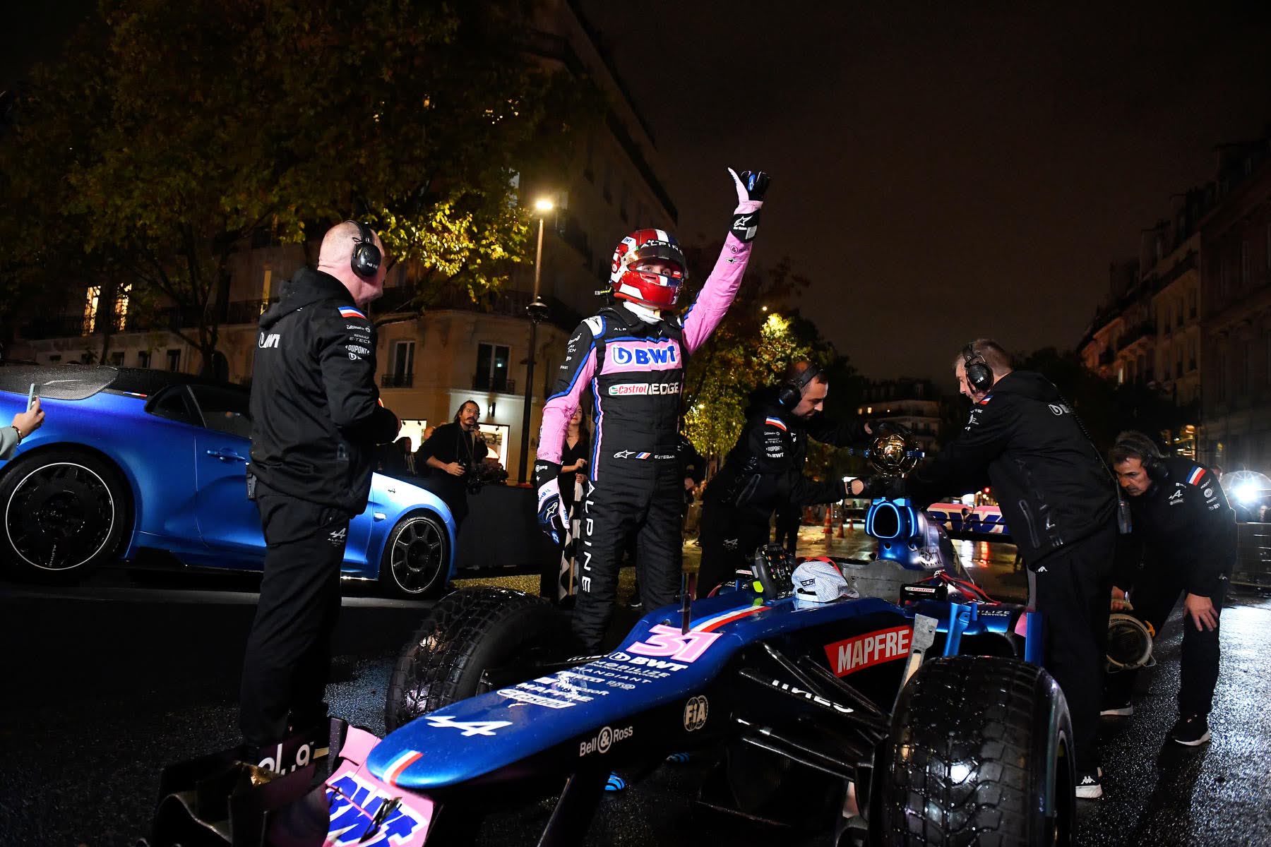 Esteban Ocon brengt 'Ballon d'Or' in F1-bolide naar winnaar Karim ...