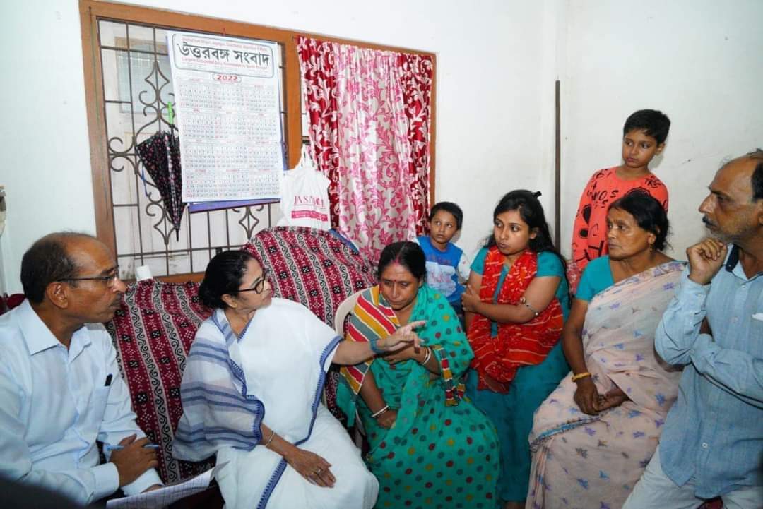 The Enigmous on Twitter: "CM Mamata Banerjee meeting Families of the People who lost their lives ...