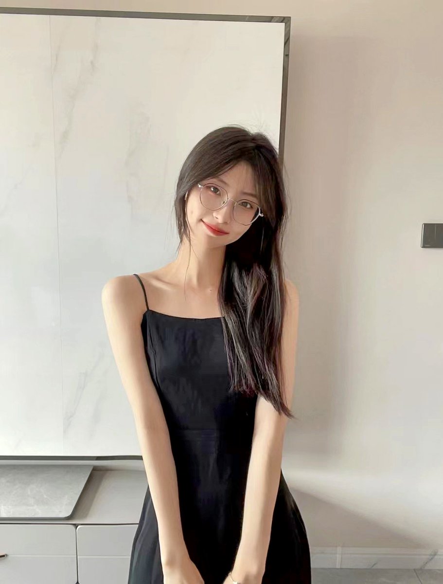Wuyu On Twitter 这个视角真是不错啊,有想躺在这个眼镜骚婊子的胯下、舔着她穿着光腿神器油亮的腿、闻着她臭逼散发出来的阵阵骚味、再盯着她这张贱货脸使劲撸管的吗? 意淫 眼镜