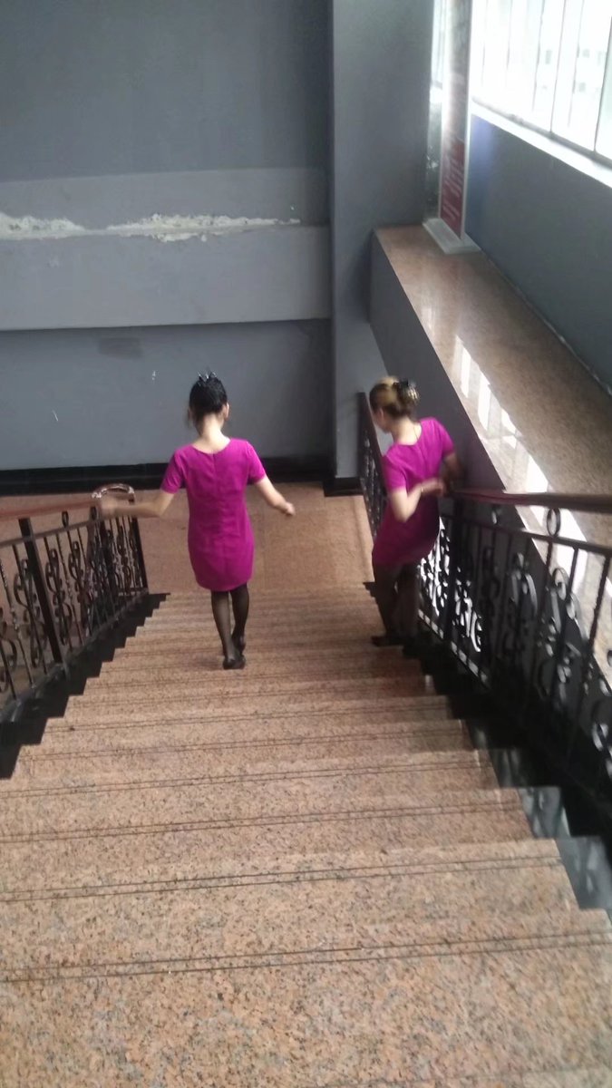 小米粒 On Twitter 今天逛商场看见很多迎宾小姐姐,全是穿的制服黑丝,跟拍的时候意外跟到她们的更衣室,两位小姐姐到更衣室换掉了制服黑丝袜,既然没有给更衣室上锁,惊不惊喜,意不意外