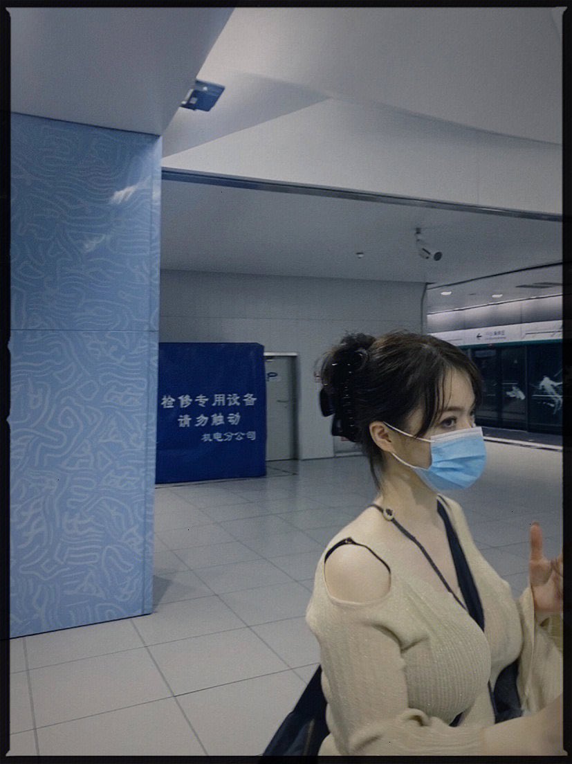 大🐻(医学生还在读书) On Twitter 地铁上的人,总喜欢一直盯着我胸看