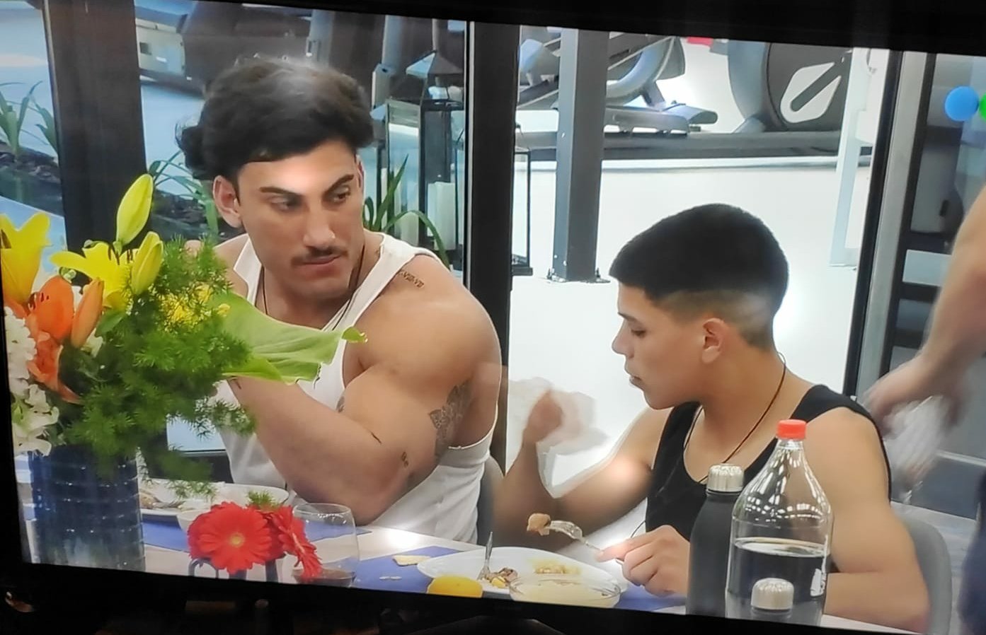 ElBuni on Twitter: "Holder tratando de entender porque pasaron 12 horas y el rappy todavía no se ...