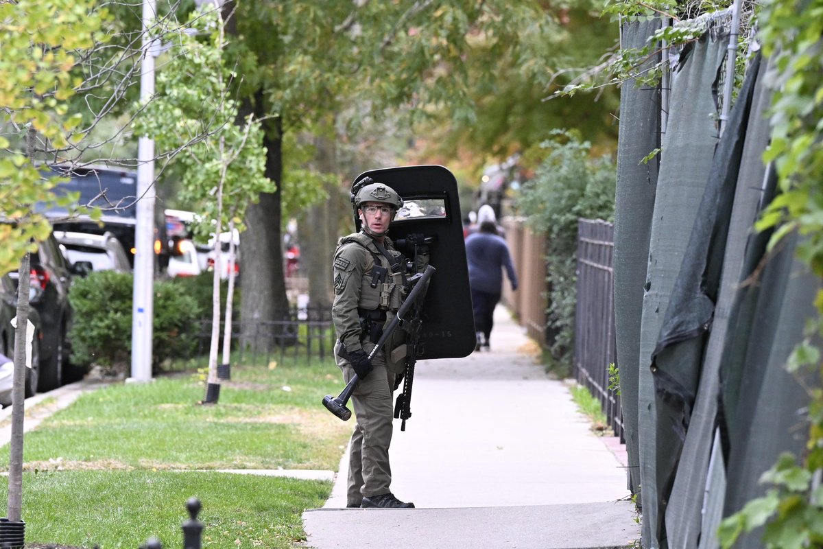 Tyler Pasciak LaRiviere on Twitter: "A Chicago SWAT Officer could be seen gathering his rifle, a ...