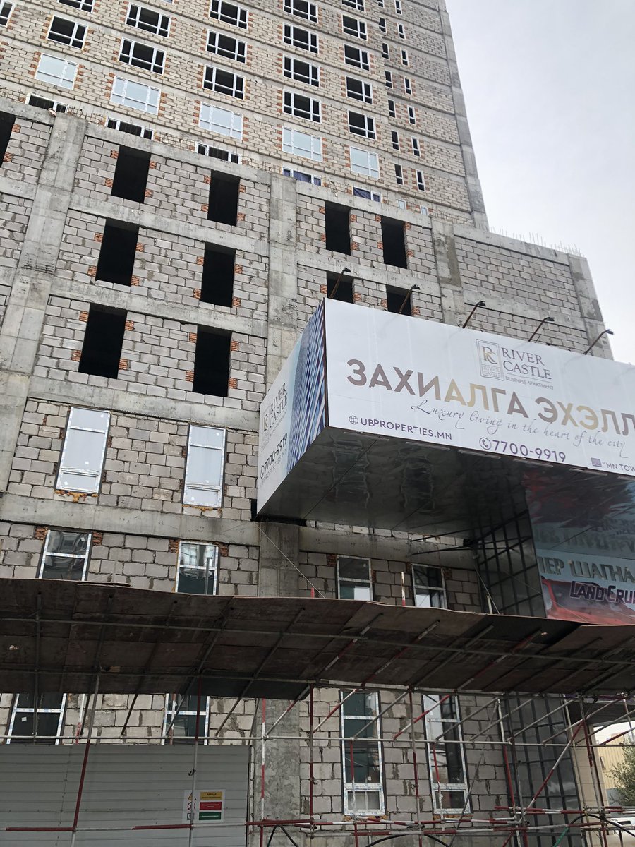 On Twitter Төв бассейны урд талын барилга дээрээс арматур унаад ийм