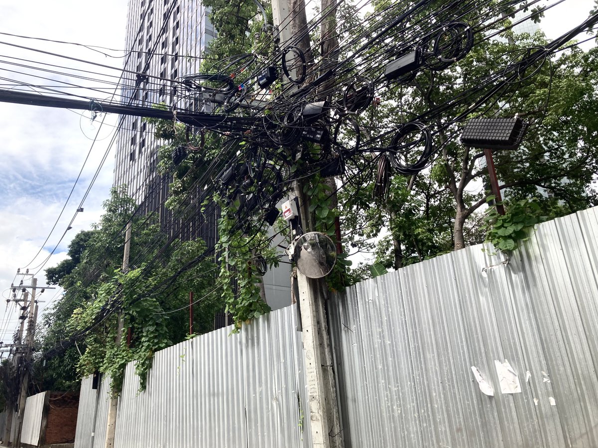 prathan.eth on Twitter: "ห่างไป 500 เมตร งานจัดระเบียบสายสื่อสาร ที่รมว.ดิจิทัลไปตัดริบบิ้น ...