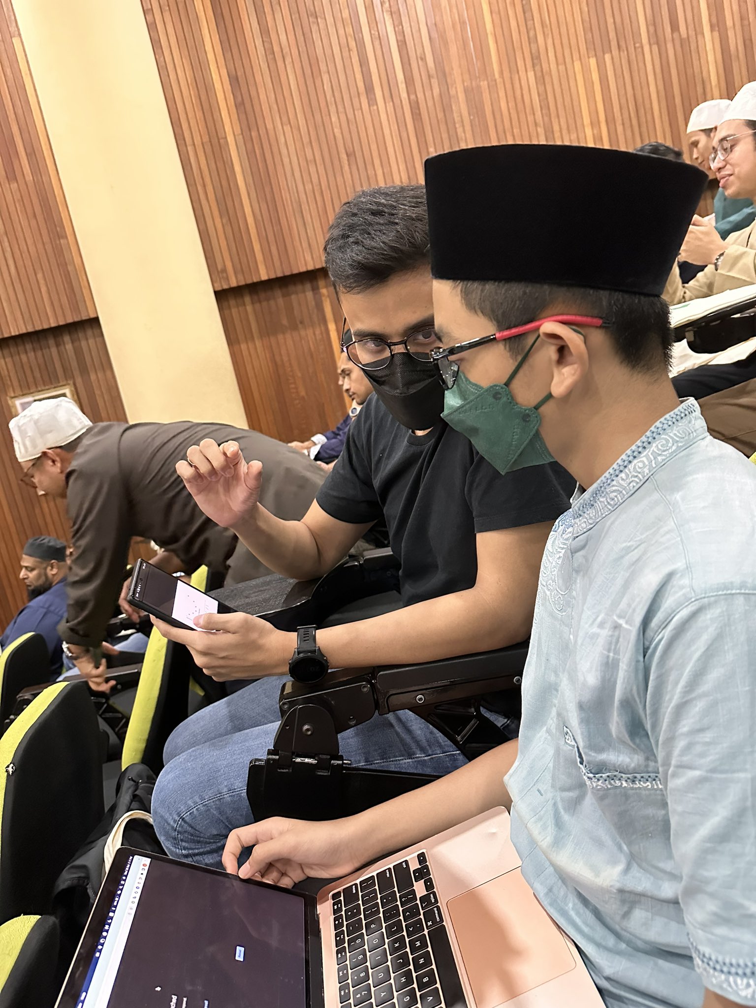 Ainun Najib on Twitter: "Sambil nunggu pengajian mulai, @AhmadDzuizz nanya om @zulazuardi “how ...