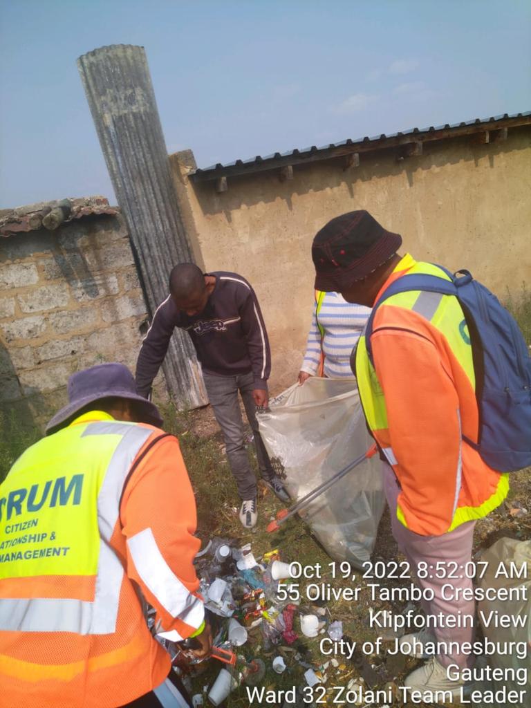 City of Joburg on Twitter: "RT @CoJ_RegionE: AFS Team Members in Ward 32 picking litter at ...