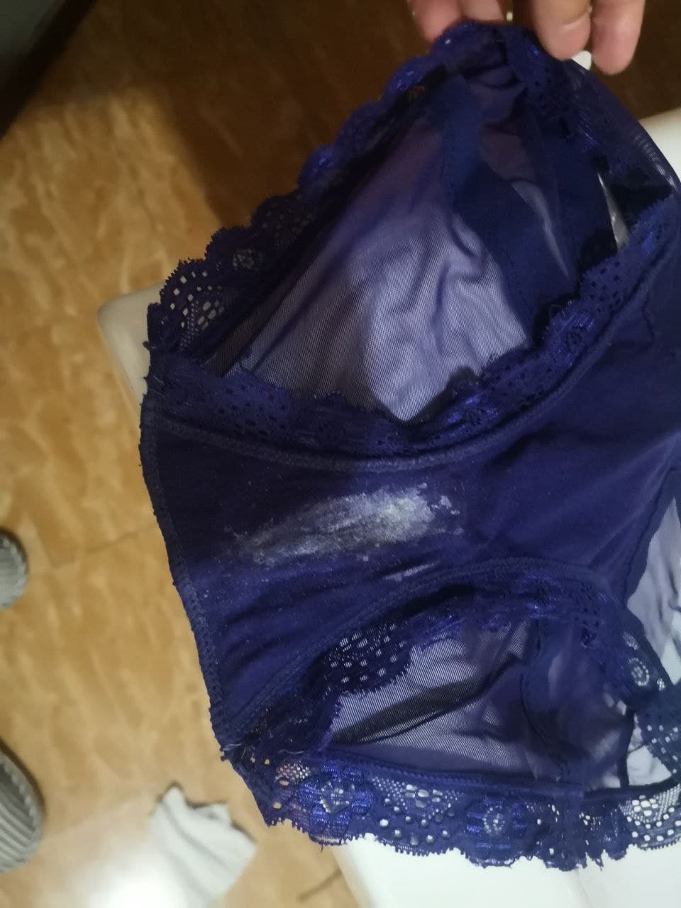 恋物专家 On Twitter 群友投稿在一个小区里的群租房，潜入卫生间拍到的内裤 准备洗的 。知道地方了下次可以继续去扫货了 这次时间不对 所以没怎么拍。有喜欢的同好可以进群一起交流
