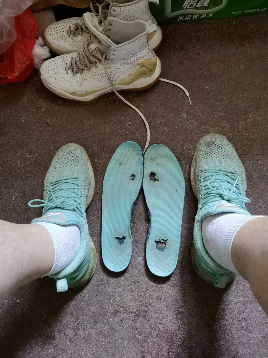 握着球鞋吃臭脚 On Twitter 篮球直男高中同学的第一双篮球鞋,kt轻骑兵,在我这收藏了三年多了,第一次穿在自己脚上出来逛街,好一双直男臭脚,给原装鞋垫操出四个洞来,害得我只能去跟汉