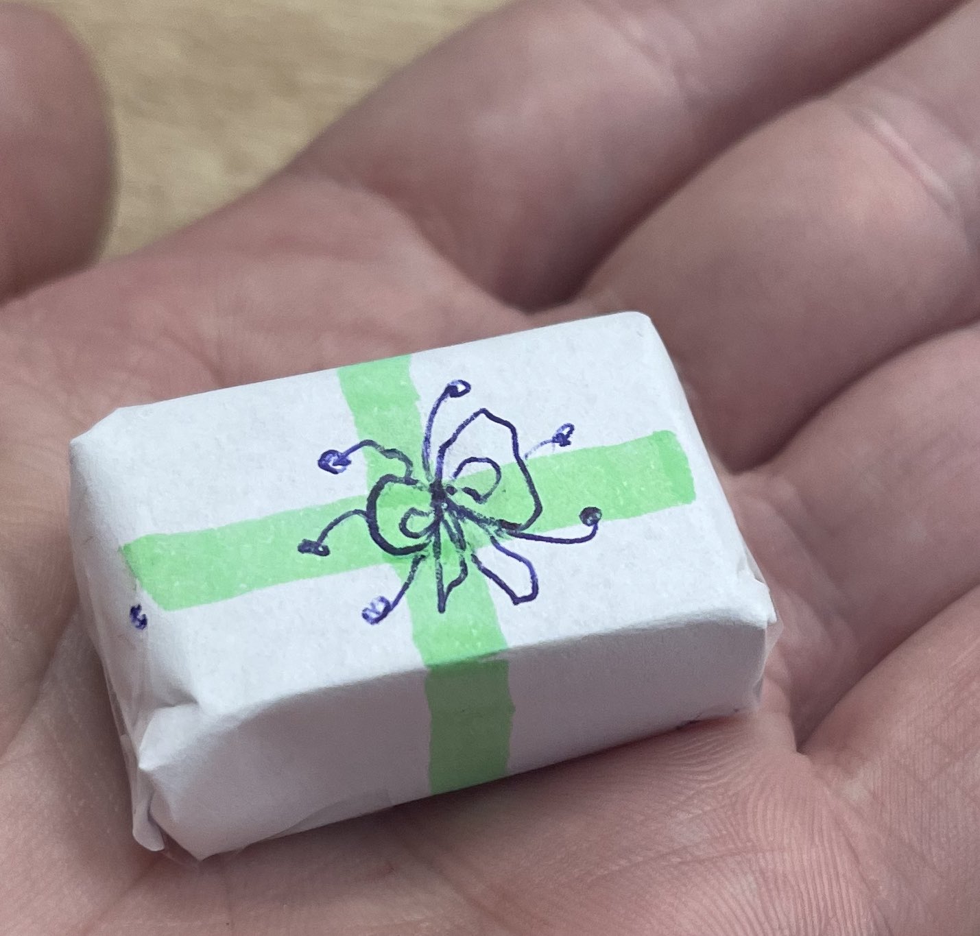 ДРАГАНЕЕЕ On Twitter Му спремив прекрасен подарок се надевам ќе се израдува ова е