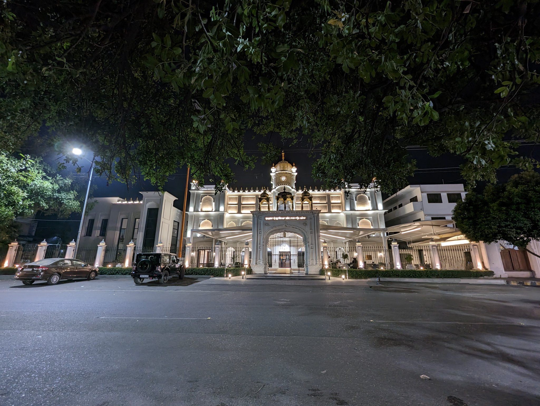 Arsh on Twitter: "Ultra wide shots - Night Mode on. Pic 1 or pic 2? Vote below. https://t.co ...