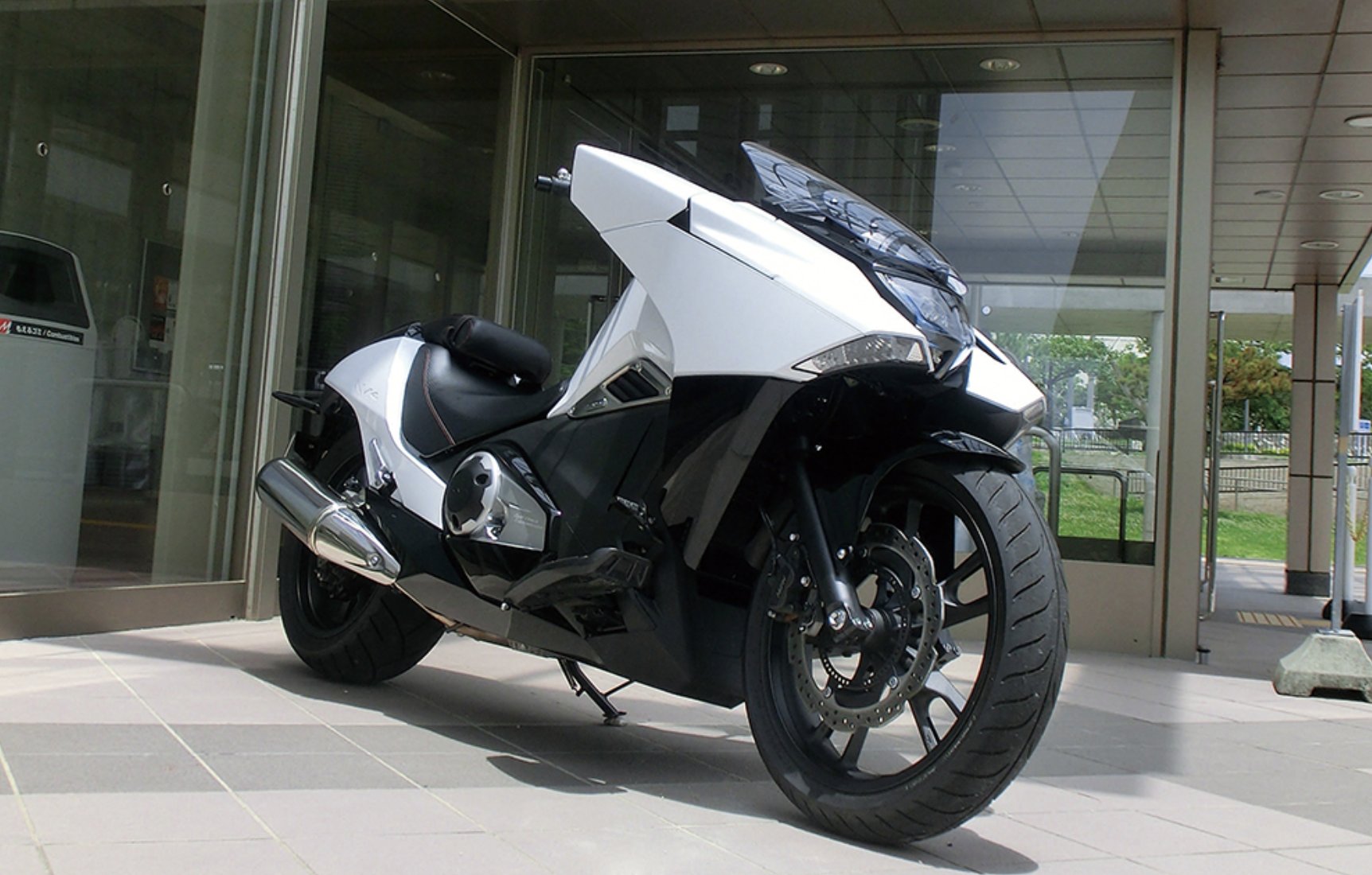 クロスロード・沖縄専門クルマ/バイク情報 on Twitter: "どうも！MNIです！ 今回紹介するバイクは 「HONDA NM4-01 」 コンセプトマシンのままの姿で、ついに姿を現した ...