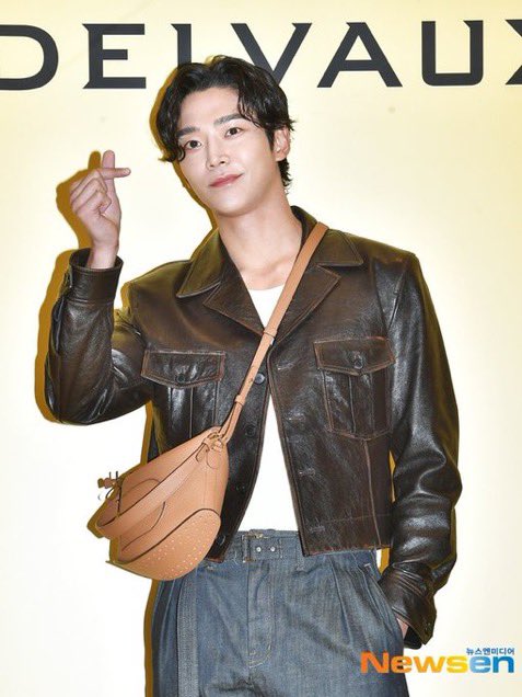 aloha🌈🐭💙 on Twitter: "爆イケロウンがカッコ良すぎてヤバイよーー😍😍😍 ロン毛に革ジャンって最強だよね ️‍🔥 ️‍🔥 ️‍🔥 それなのに口に手をあてるいつもの笑い方が🤭 ...