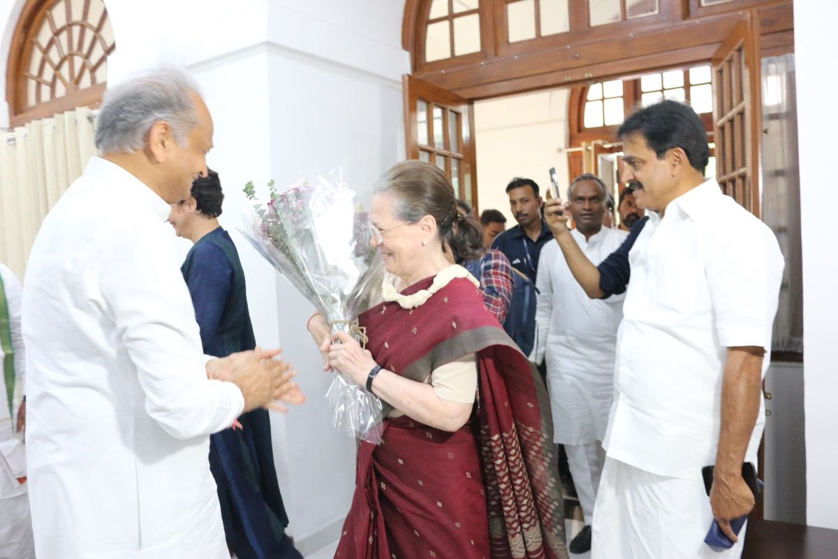 Ashok Gehlot on Twitter: "Sharing some photographs from Sh. Mallikarjun Kharge ji's residence ...