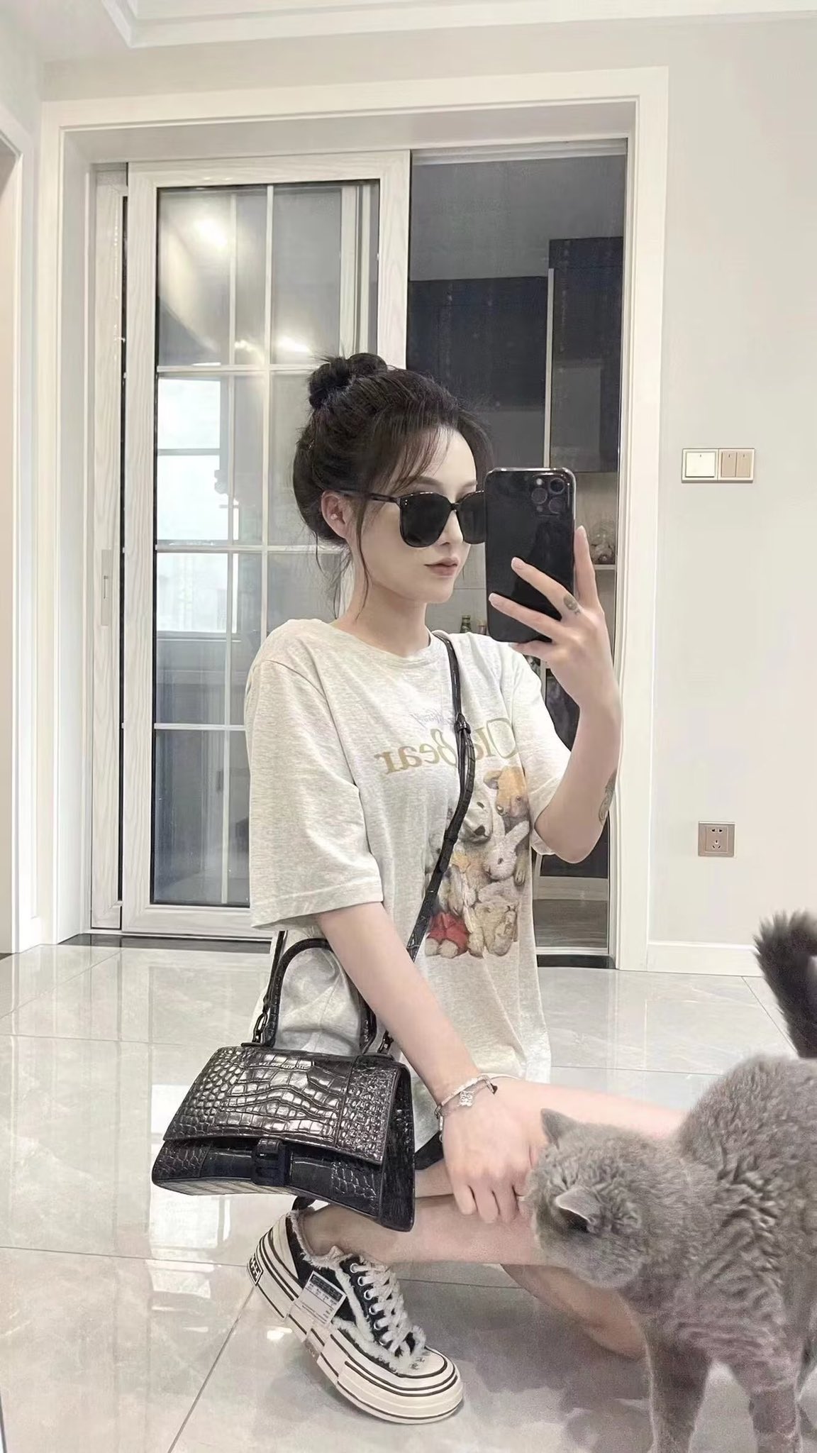 武汉楼凤 /精品资源 on Twitter: "武昌 楚河汉街 雨桐 165 47kg 胸B 开课中，兼职短开，身材和颜值都算的上极品。可以把两腿扛肩上，可以胸推口爆，高冷御姐范，到了床上就 ...