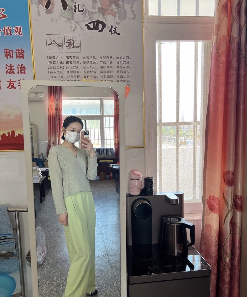 不爱讲理的刘女士 On Twitter 下了课,校领导非要送我回家,到了家里楼下停车场,非要在车上干我,人来人往的,真的很害怕被人发现,有喜欢在车上做的小哥哥吗?