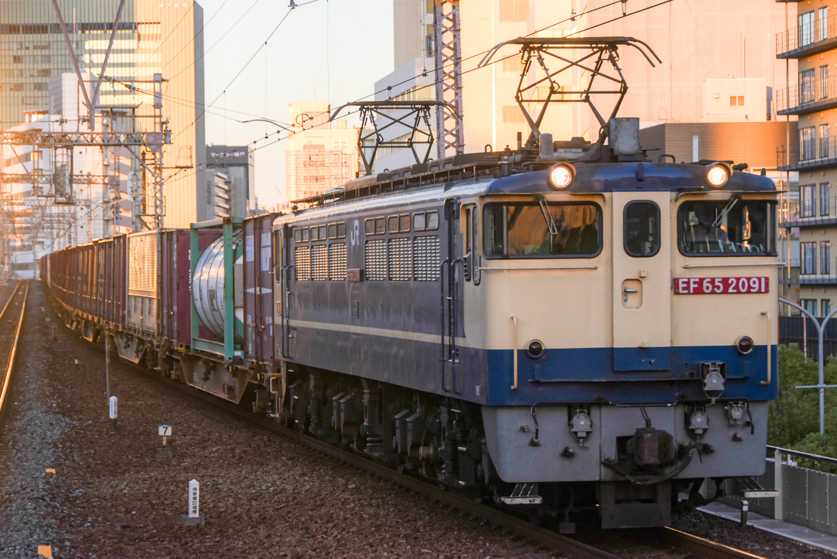 はなぞの on Twitter: "2022.10.20(木) @ 元町にて 75ﾚ EF65-2091【新】＋コキ**B 86ﾚ EF210-334【吹】＋コキ**B なんか鶴橋のやつにお ...