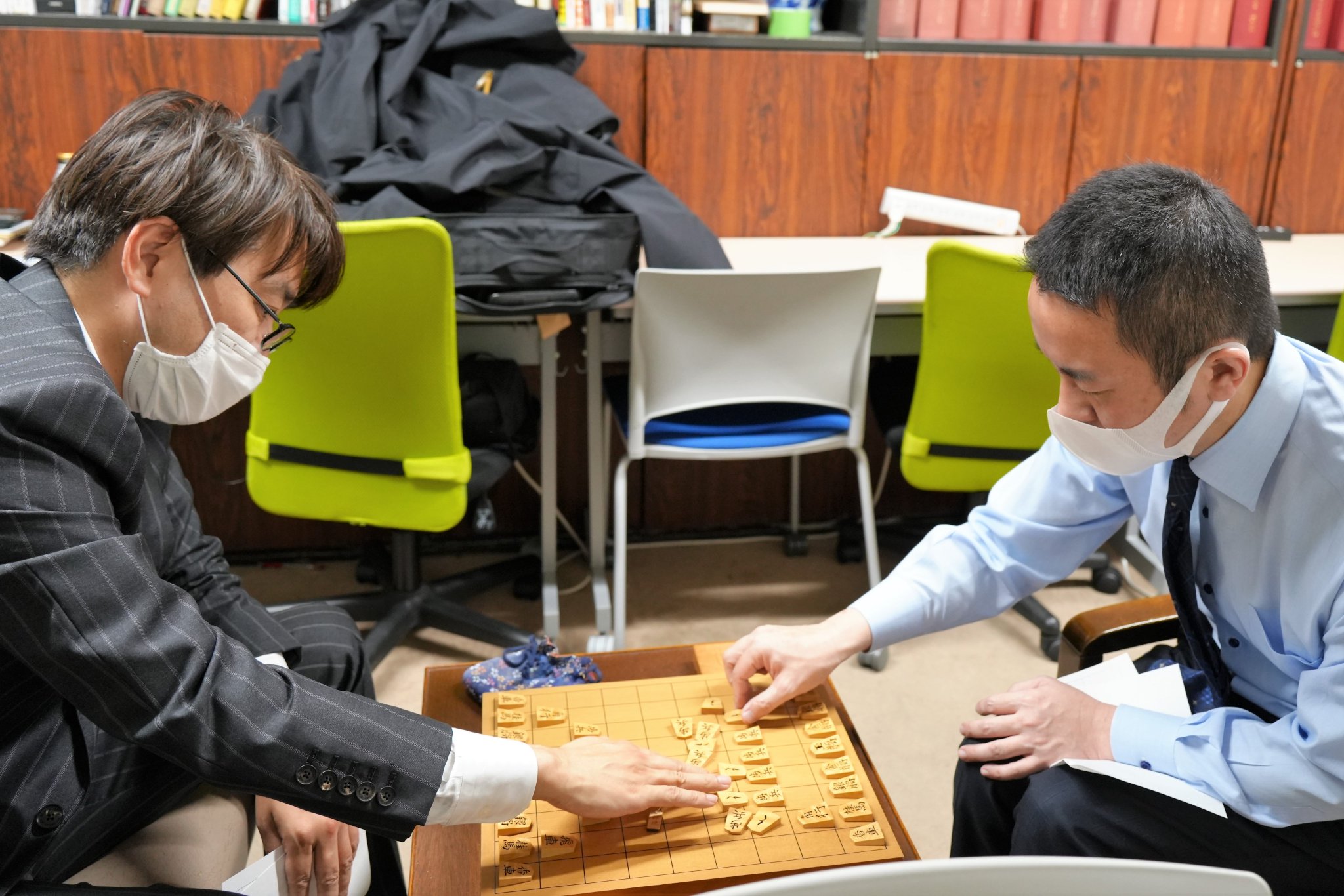 朝日新聞将棋取材班 On Twitter 北〕b級1組順位戦。屋敷伸之九段が羽生善治九段に勝ち、連敗を5で止めて2勝5敗に。羽生九段は2連勝からの4連敗となった。