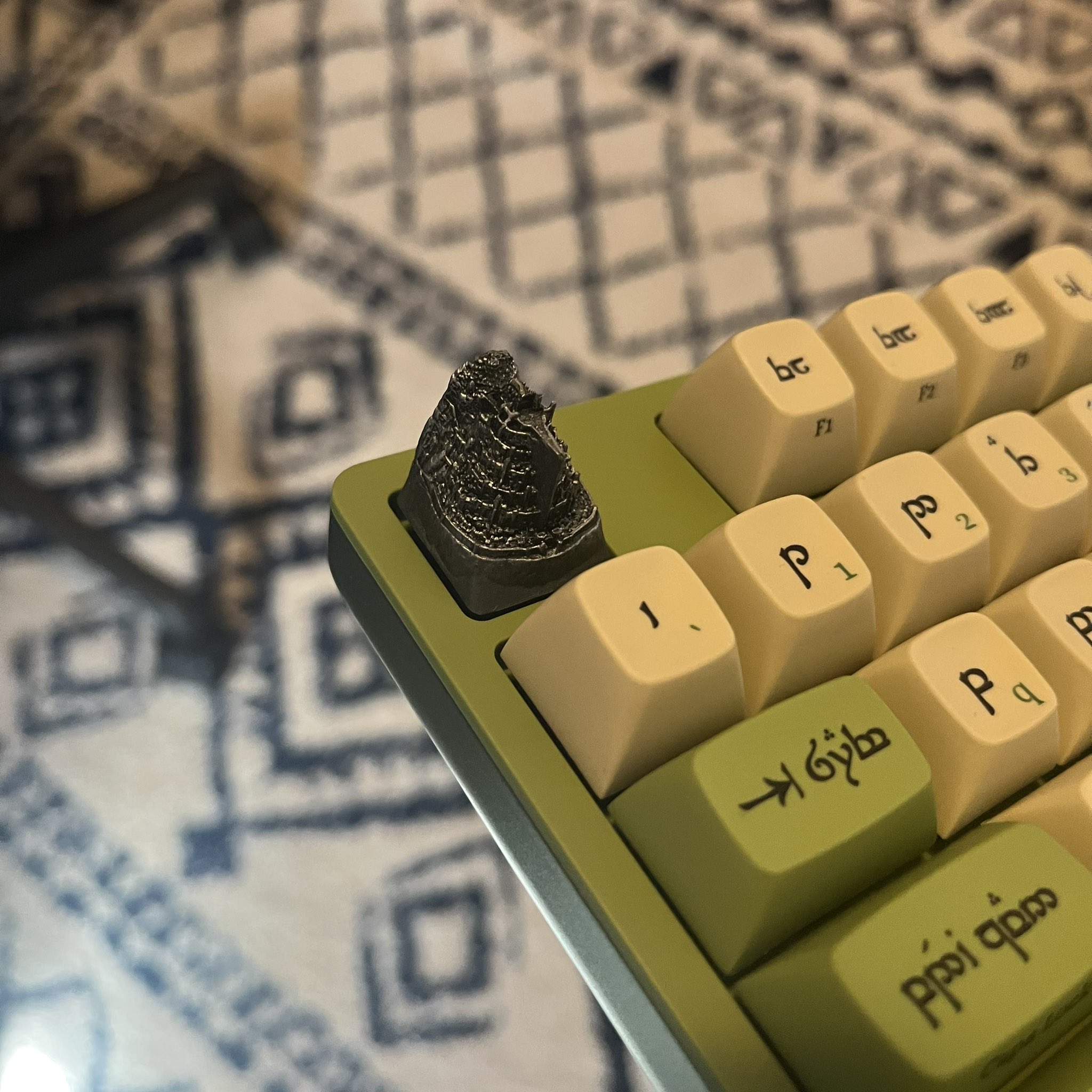 karen han on Twitter: "outfitted my tengwar keyboard with a lil minas tirith 🤡 https://t.co ...