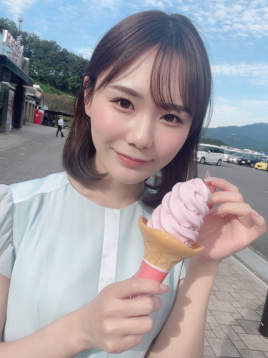 AVプロダクション C-more 代表🙋‍♀️ 兼 裸の王様👑 on Twitter: "よく食べる人。 #miru #サービスエリアの屋台大好き"