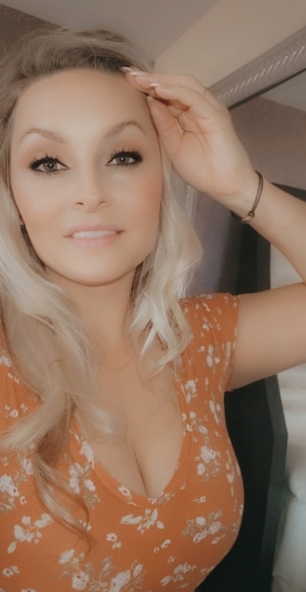 TaraBull on Twitter: "Cheers to the weekend🖤 https://t.co/wkJNhuLsMt" / Twitter