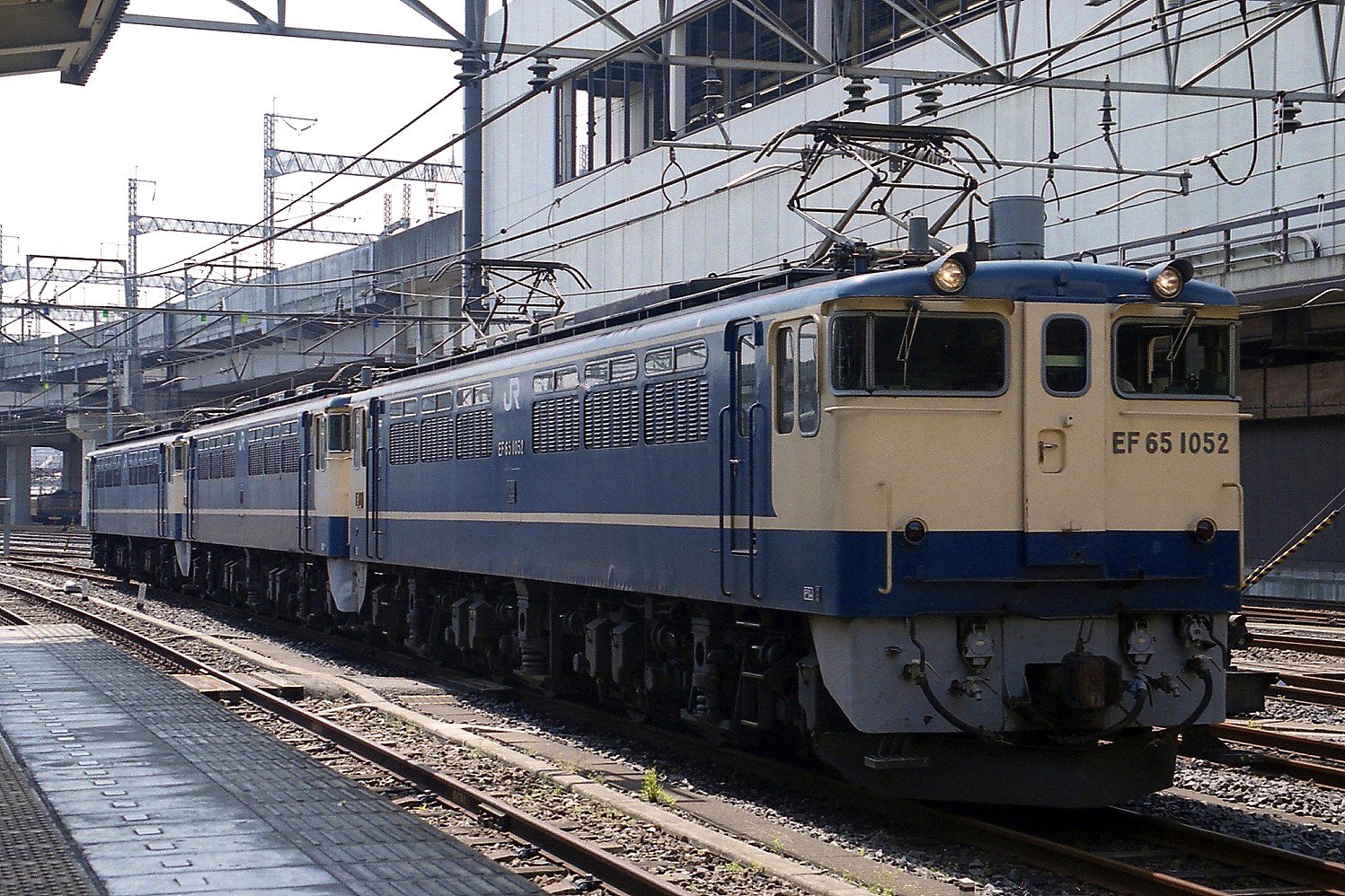 しんつるみゆき on Twitter: "99年4月、EF65 1052(田)牽引の配8557レとして大宮に廃回されてきたEF65 1023＋1022号機。車体は色褪せてプレート類は取り外され ...