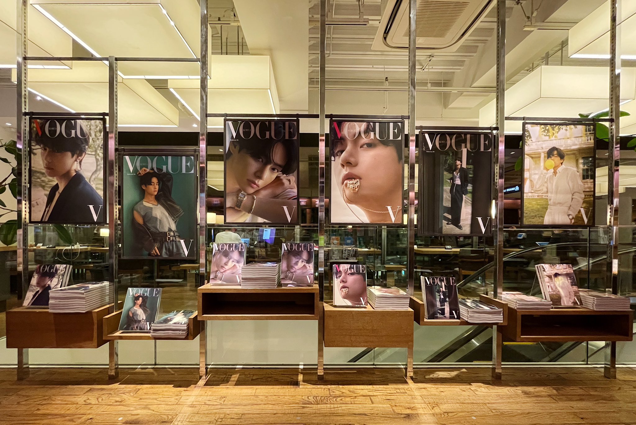 代官山 蔦屋書店／代官山 T-SITE on Twitter: "ご好評につき #VOGUEkorea 店頭の展開を拡大しました。全6パターンの表紙をご覧頂けます！ 📍代官山 蔦屋書店 3号館 ...