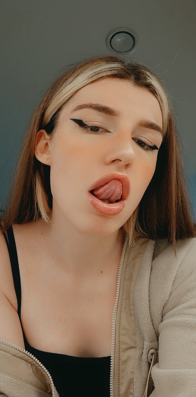 Izzy💫 E(💊)-girl 🏳️‍⚧️ on Twitter: "Lips to die for 🖤 https://t.co/9aMBoPC0DI" / Twitter