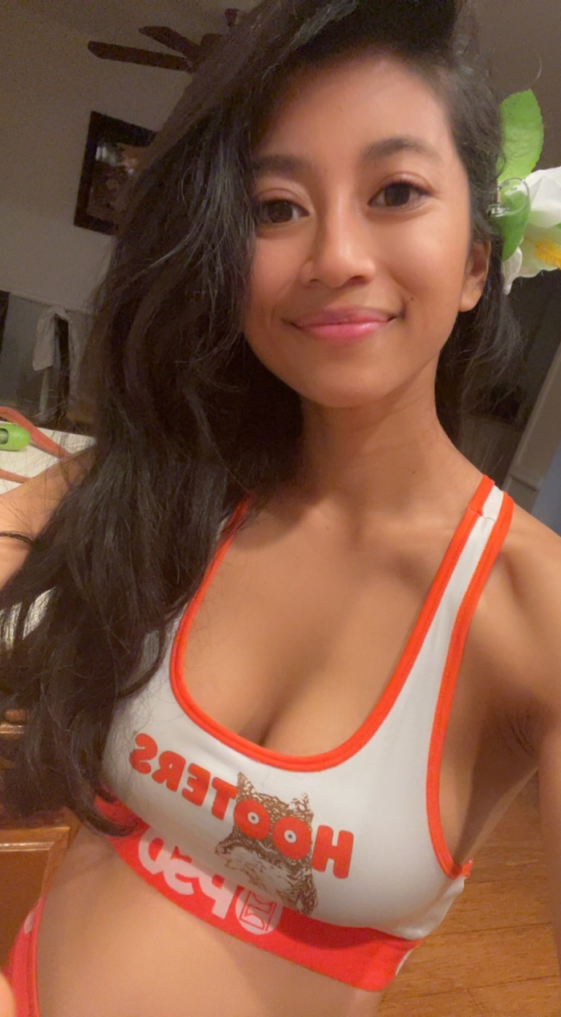 Hawaii Girl on Twitter: "Fun fact: I’ve never been to a hooters before 🤷🏽‍♀️ https://t.co ...