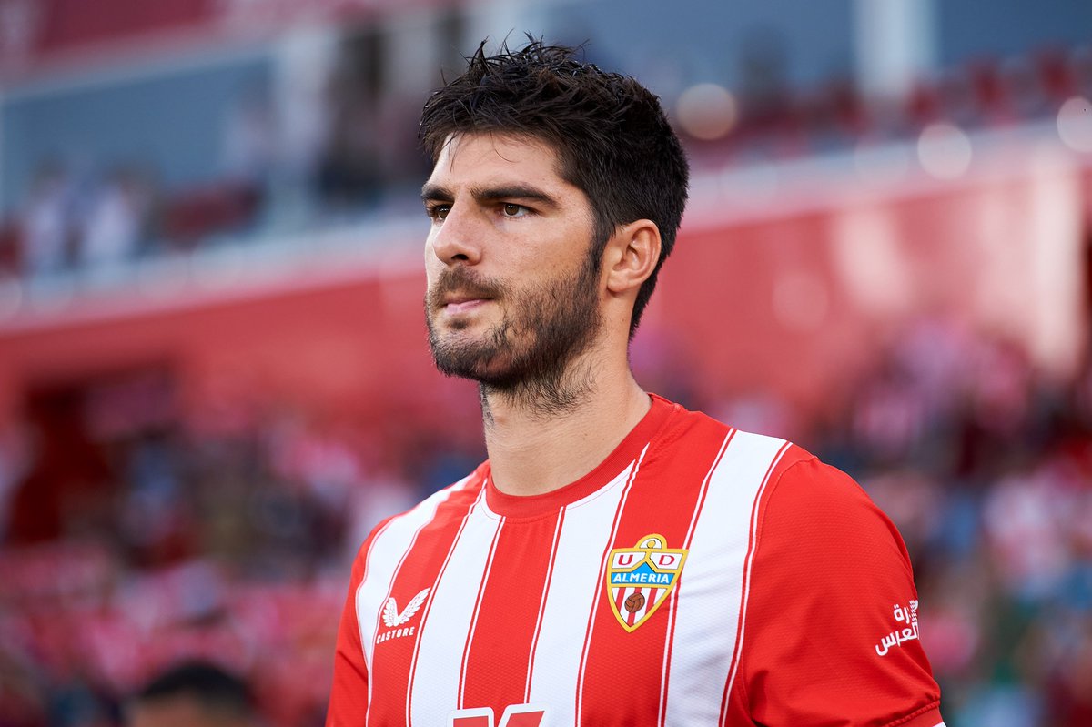 Gonzalo Melero firmó su contrato con el Almería en la cafetería del ...