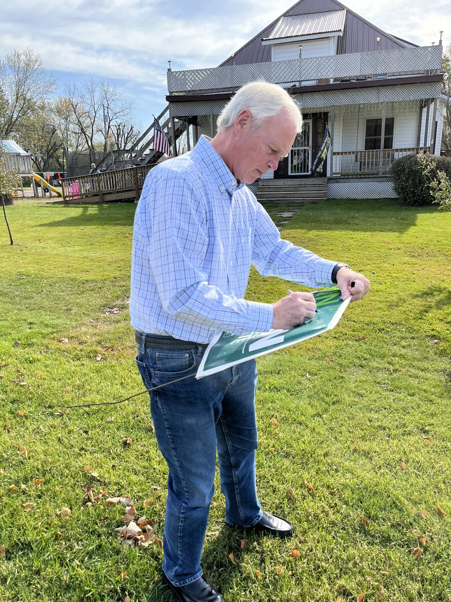 Ron Johnson On Twitter Stopped In Medford To Sign Some Yard Signs
