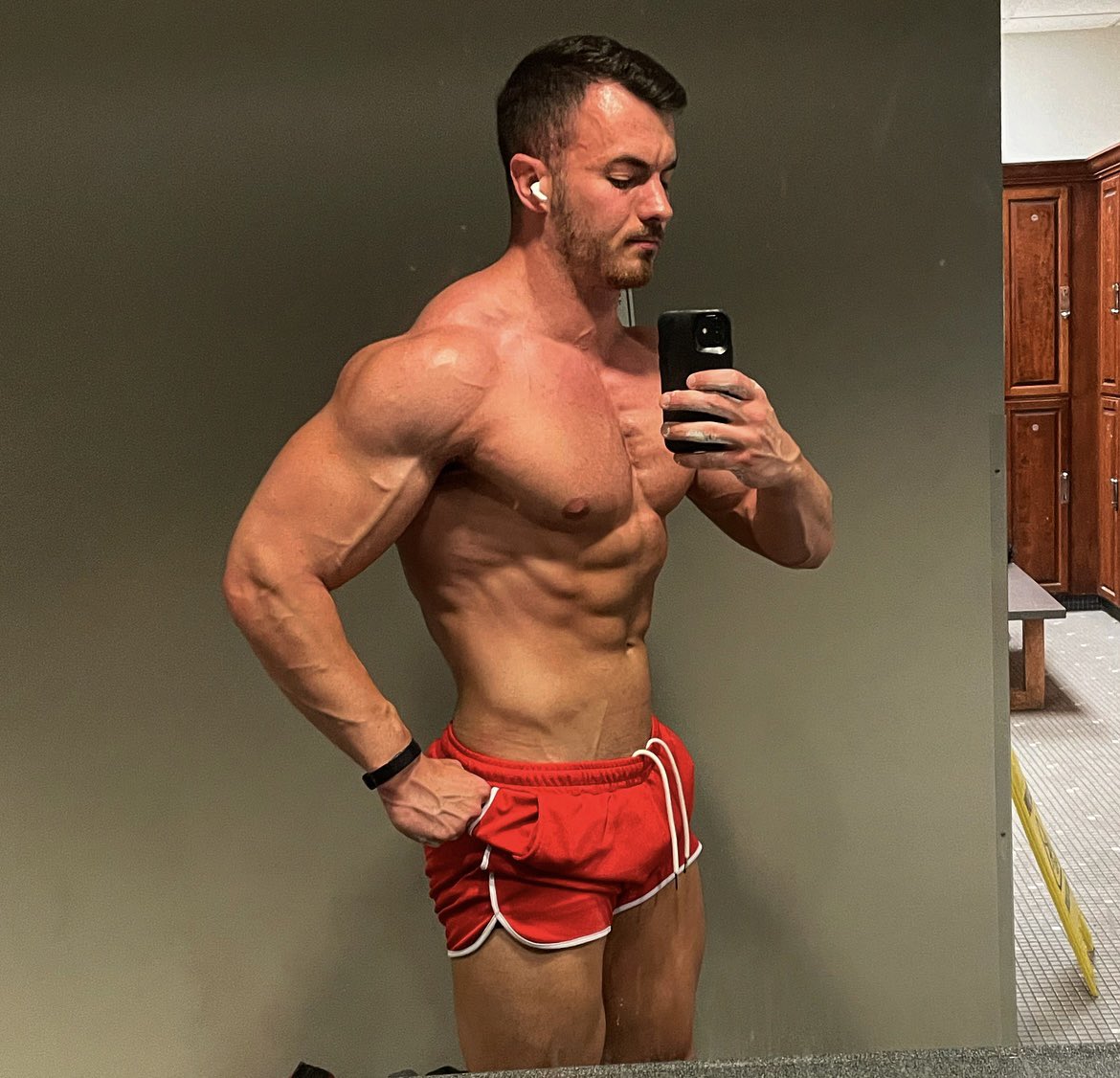 🧵🧵🧵 I’ve built a lot of muscle over the years… Here’s 10 variables to consider when aiming to do ...