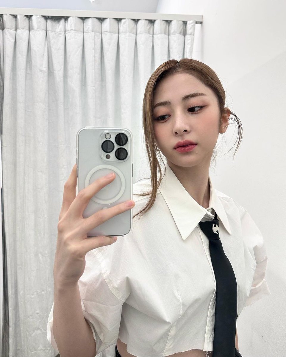 LE SSERAFIM GLOBAL on Twitter: "[IG — #HUHYUNJIN] 221023 LE SSERAFIM HUH YUNJIN Instagram Update ...