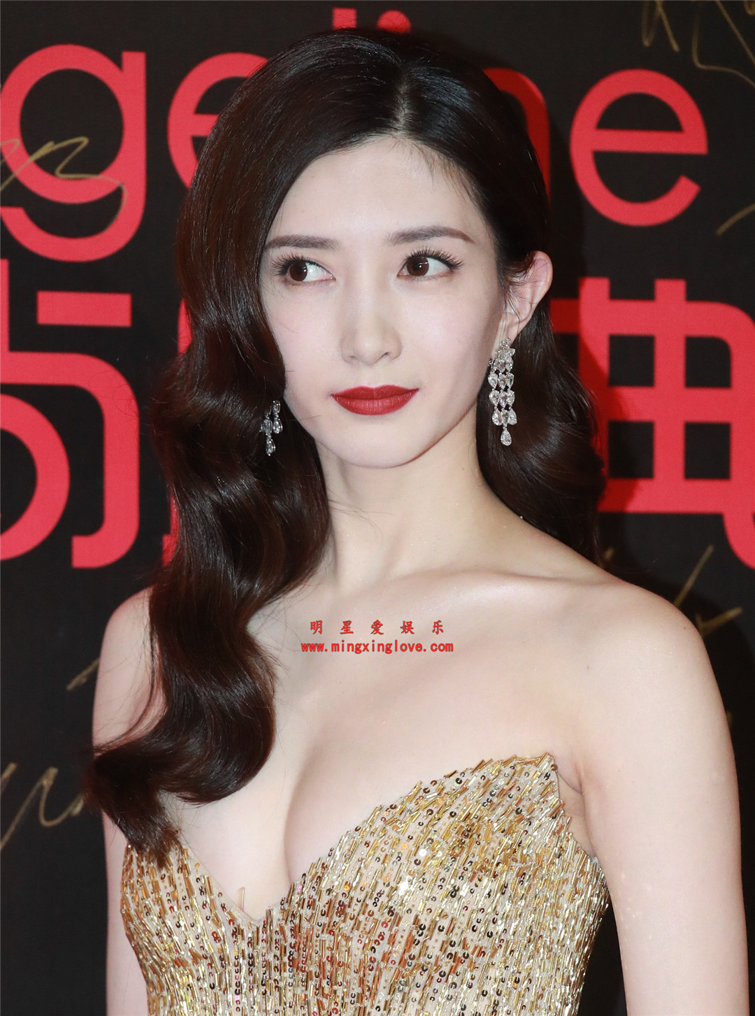 mingxinglove on Twitter: "#江疏影 参加 #COSMO 时尚盛典时的走红毯花絮照片，大尺度露胸金色长裙，#爆乳 呼之欲出，高清4K分辨率原图无修 #生图 下载 #明星 ...