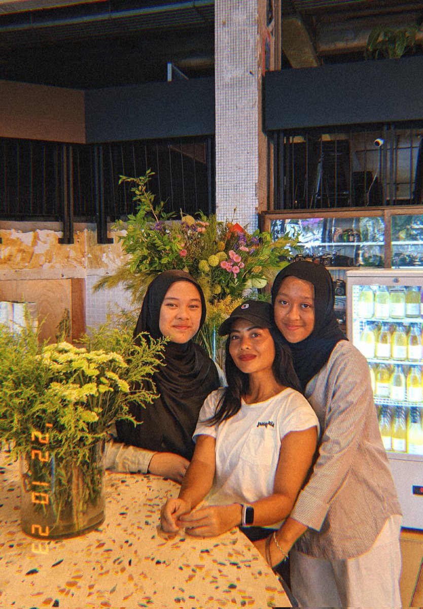 Elliecat 🇲🇾 on Twitter: "29 yo Aunt Elli with her 15 yo & 13 yo nieces 😻"