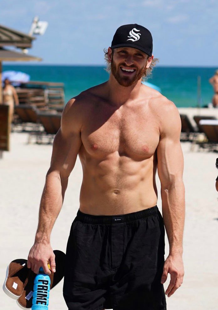 MaleCelebThirst on Twitter: "I’d let Logan Paul do unholy things to me 😈"