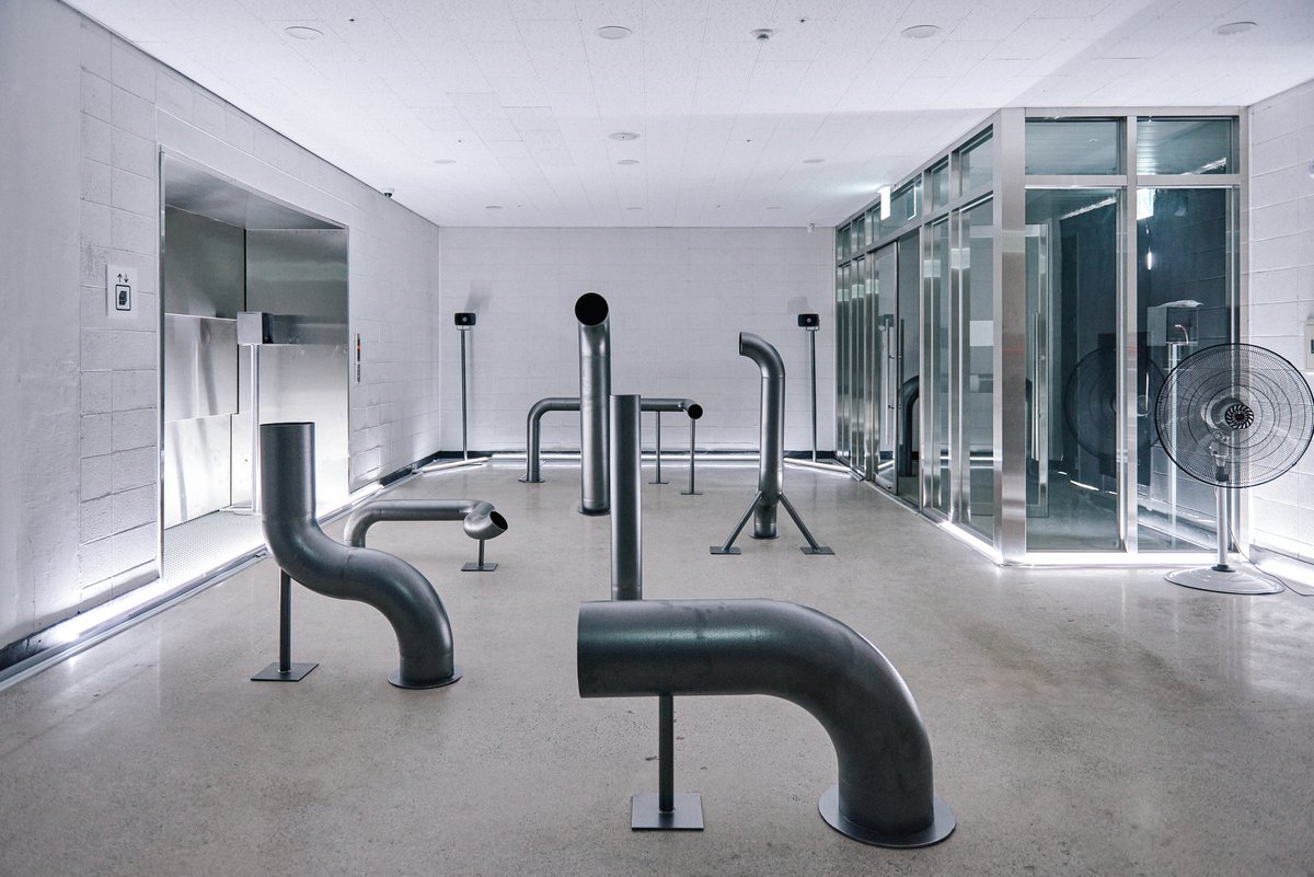 을지로의 인쇄공장 아산의 파이프공장 등 공장에서 채집한 소리는 작가가 제작한 파이프 스피커를 통과하며 다시 한 번 변형됩니다 작가가 직접 만난 기술자들의 육성은 ‘삶의