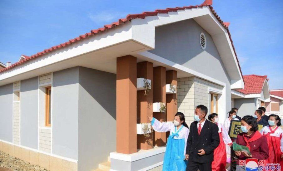 KFA - Brasil 🇰🇵🇧🇷 on Twitter: "Imagem da entrega das casas https://t.co/oWaQqwk1yp" / Twitter