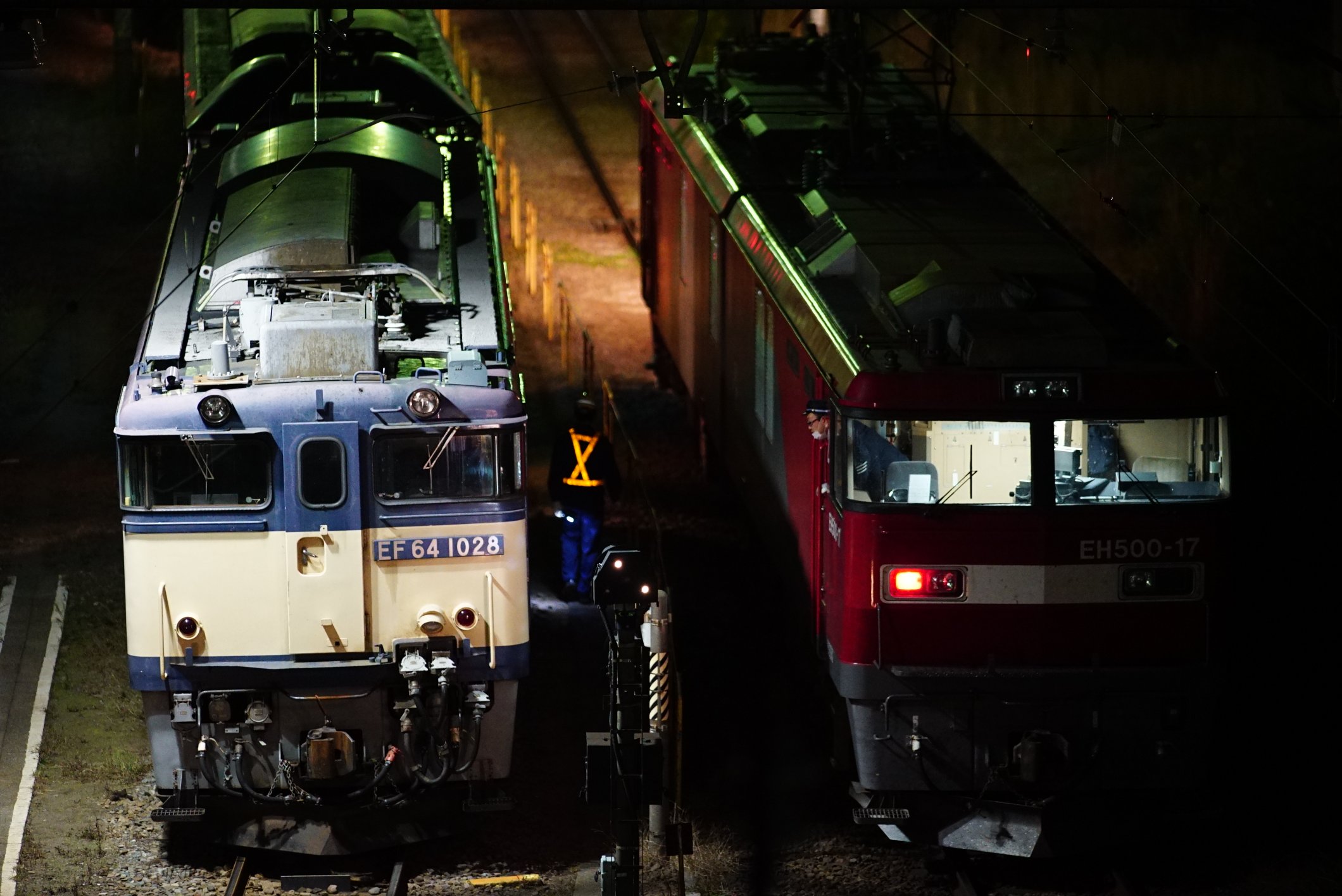 吉田 匡 on Twitter: "Eh500-17号機からバトンを引き継ぎ、出発準備を行なうEF64 1028号機無動回送。 #EF64_1028号機 #EH500_17号機 #新鶴見機関区 ...