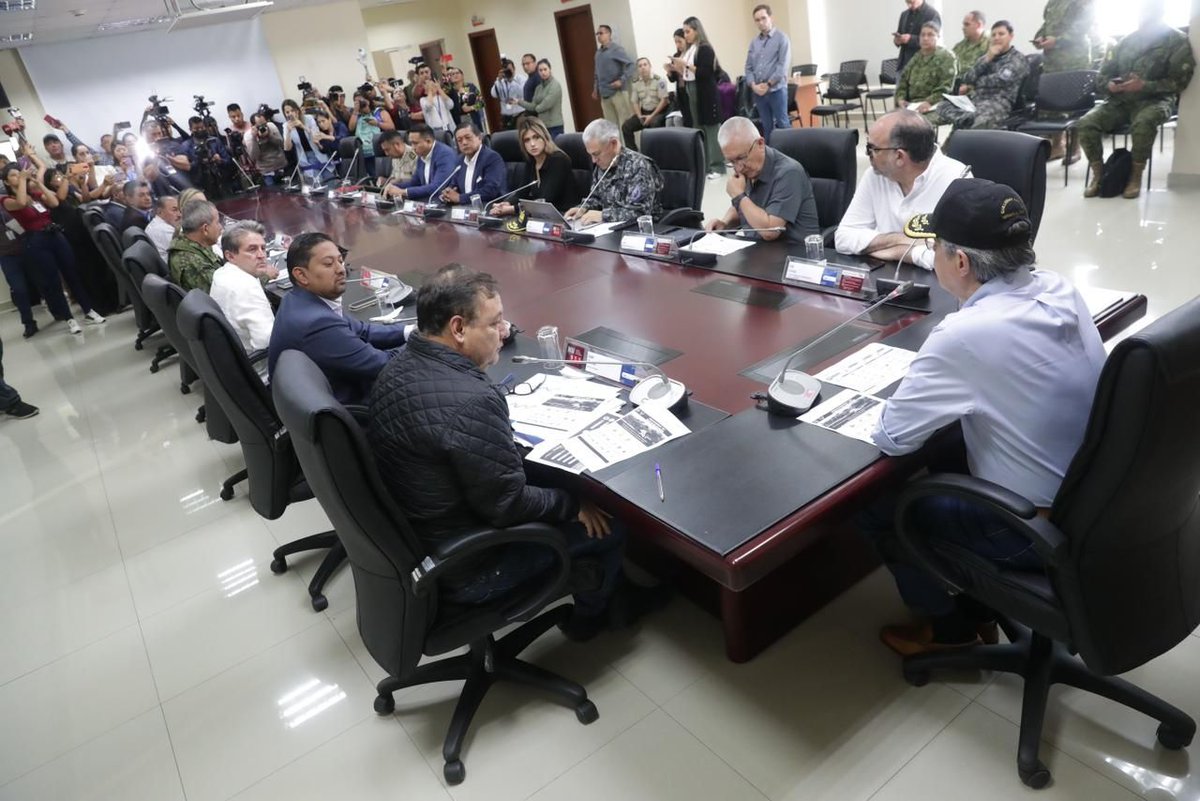 Presidencia ECU on Twitter: "El Primer Mandatario, @LassoGuillermo, preside la reunión de ...