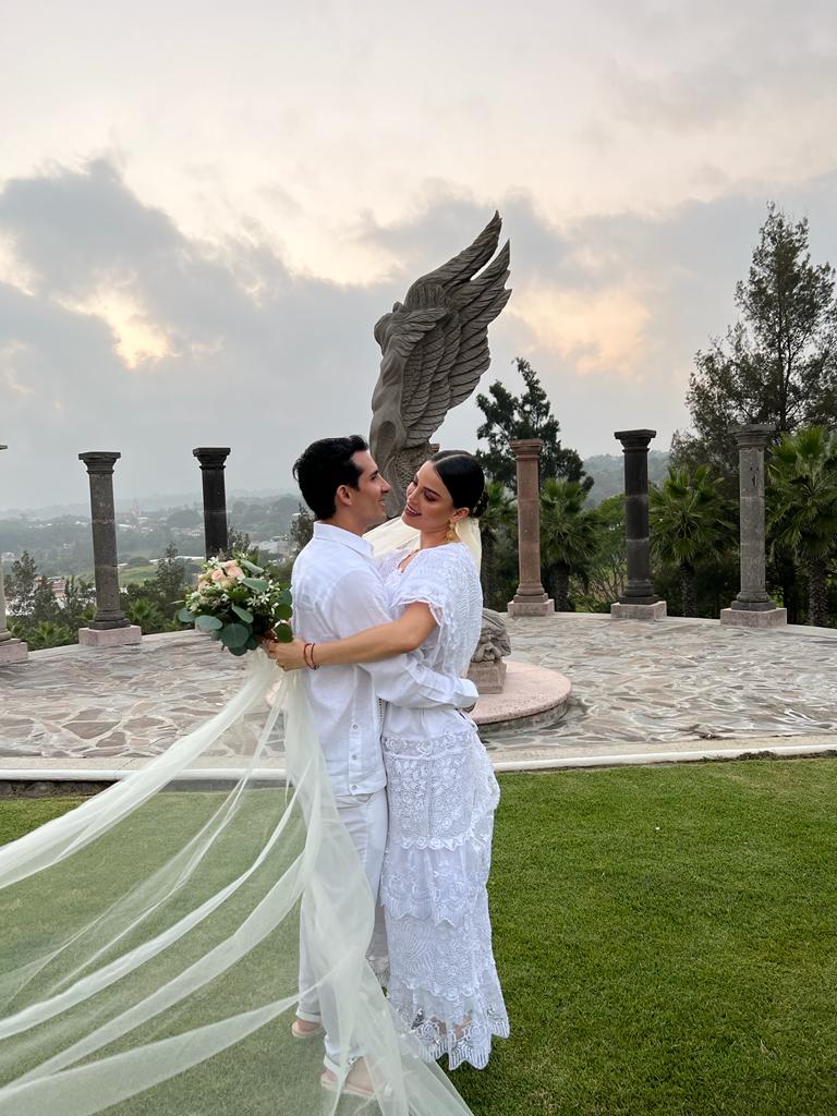 Rommel Pacheco on Twitter: "Felices por siempre. ️ 💒 @Lylocyv https://t.co/X7VuOJRjtB" / Twitter