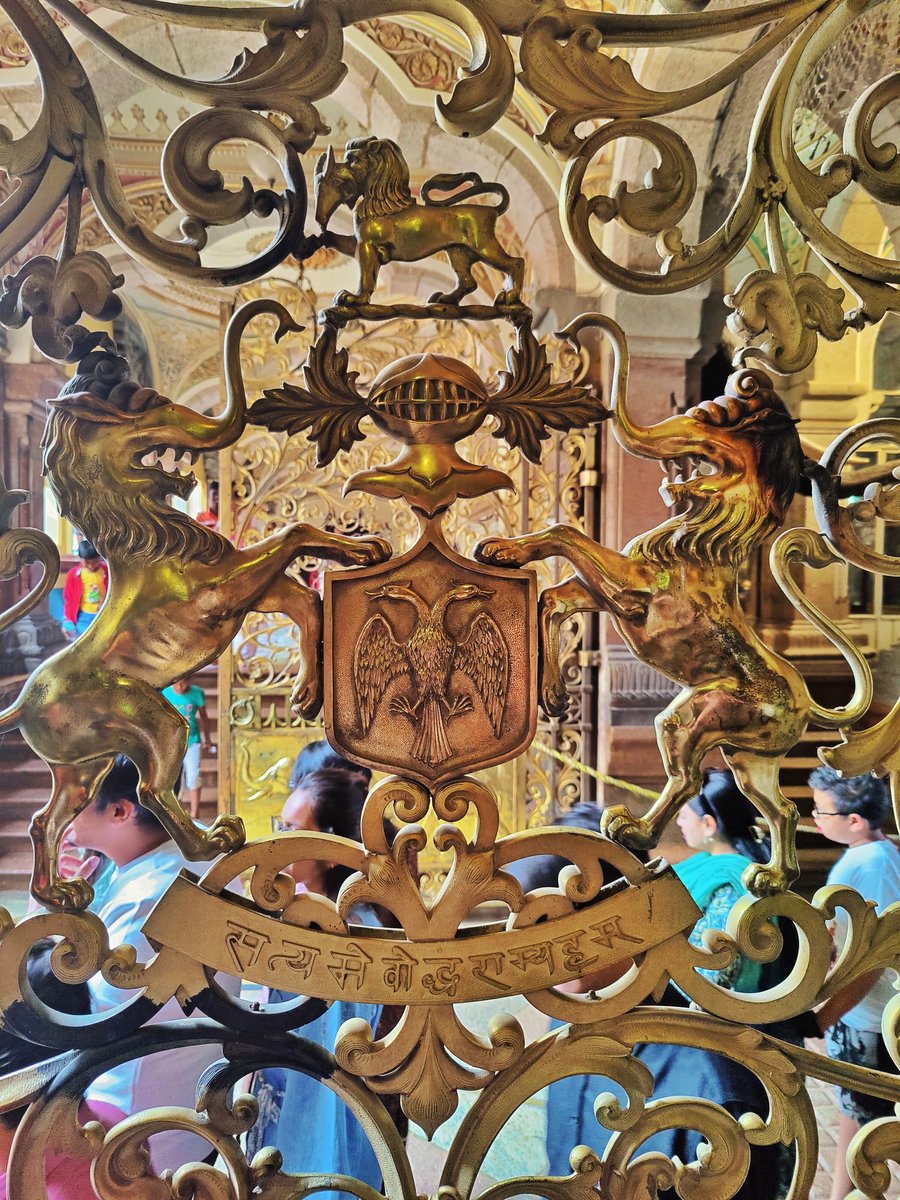 ವೈಭವ. 1. Each & every pillar of #Mysore #palace radiates grandeur ...